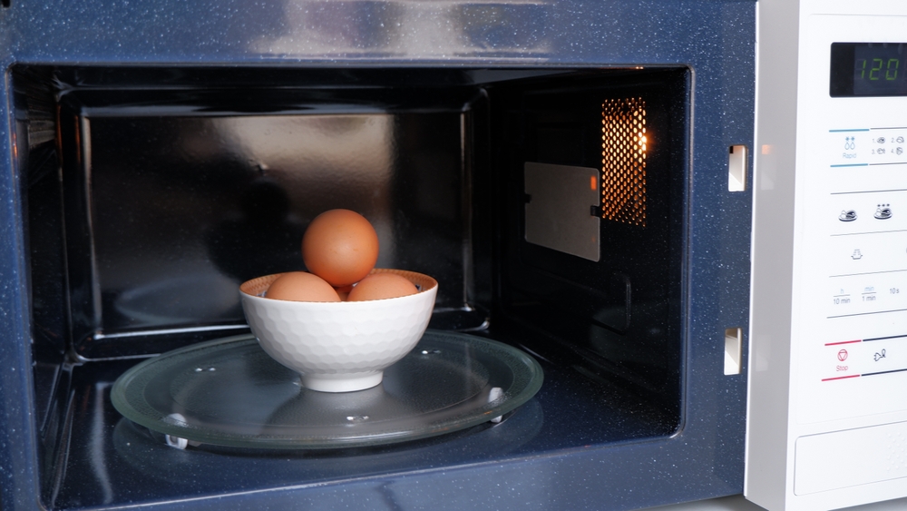 Why you should never put eggs with shells in the microwave